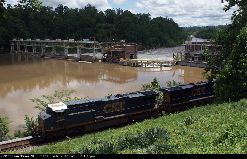 CSXT 775 takes the U13522 west past the James River close to flood stage. 900 axles